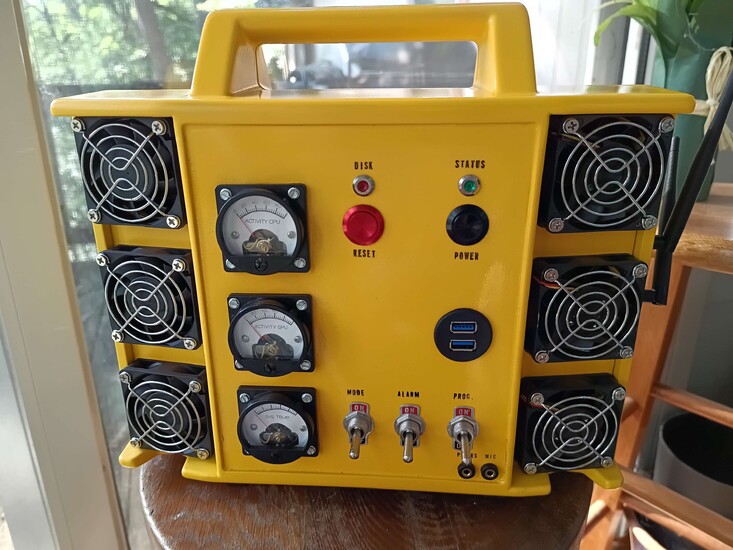Geiger Counter PC | TechPowerUp Case Modding Gallery